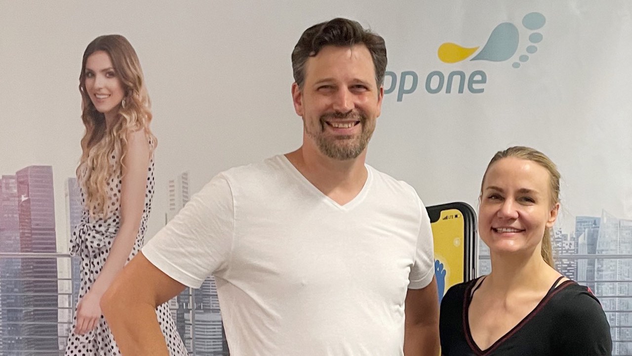 Boxing world champion Nicole Wesner trains with stappone